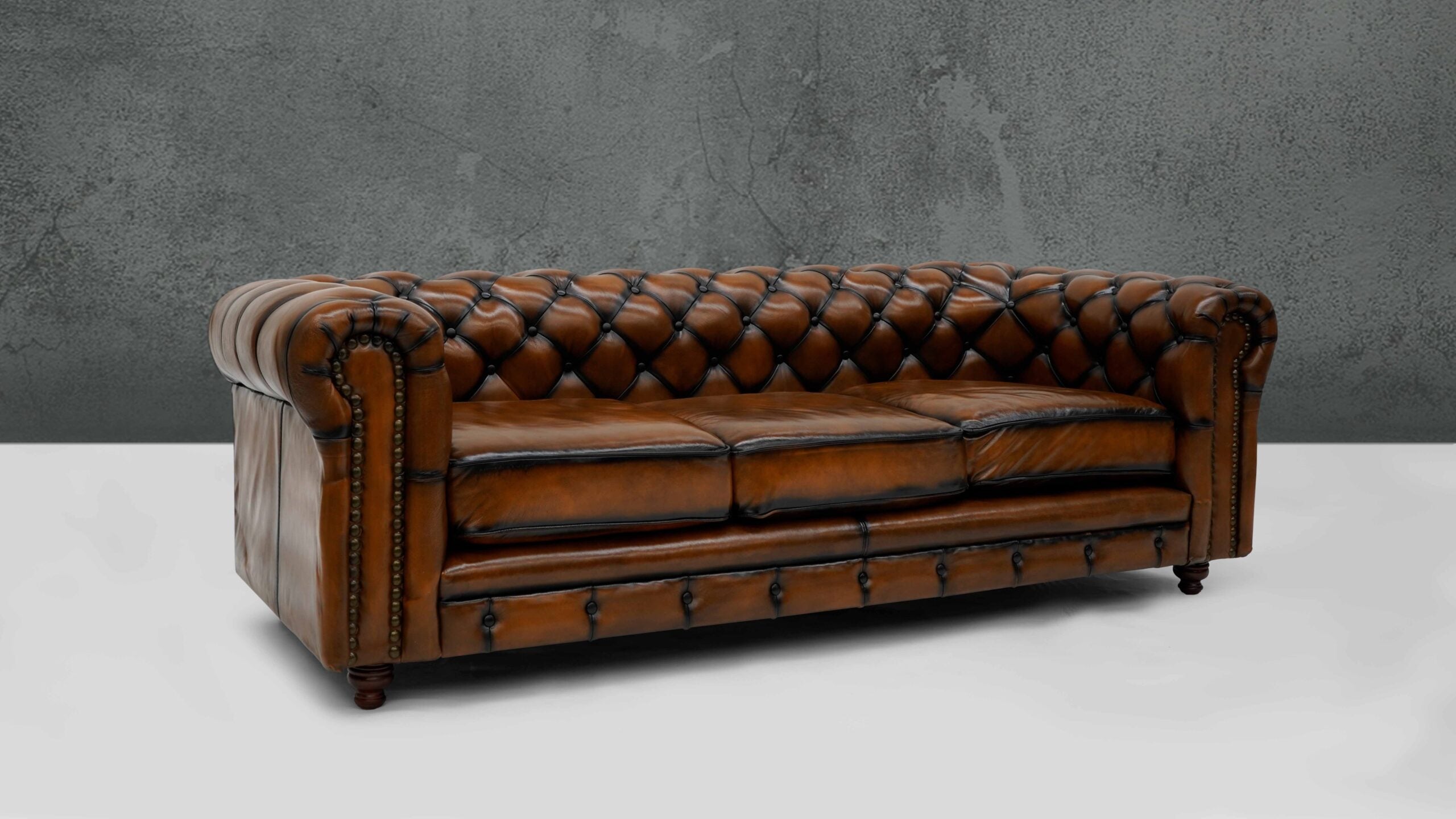 Sofá Chesterfield Piel 2.40m – Doble Altura Espacios